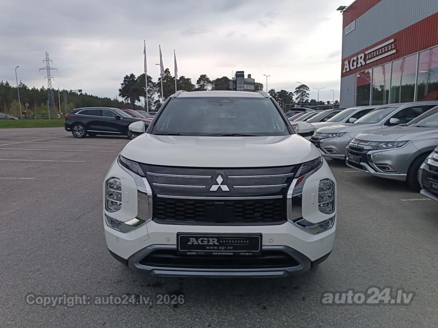White Mitsubishi Outlander 2026 in Tallinn, with an engine capacity of 2.40 L and mileage of 12 thousand km for 51990 €, photo 4 on AUTOMOTO.COM.LV