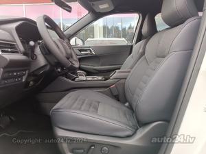 White Mitsubishi Outlander 2026 in Tallinn, with an engine capacity of 2.40 L and mileage of 12 thousand km for 51990 €, photo 8 on AUTOMOTO.COM.LV