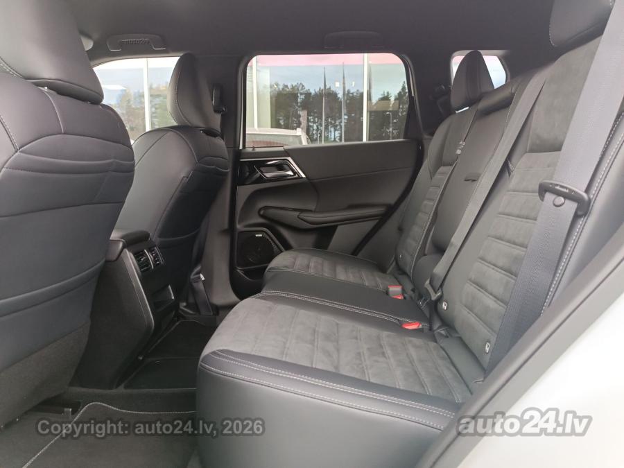 White Mitsubishi Outlander 2026 in Tallinn, with an engine capacity of 2.40 L and mileage of 12 thousand km for 51990 €, photo 9 on AUTOMOTO.COM.LV