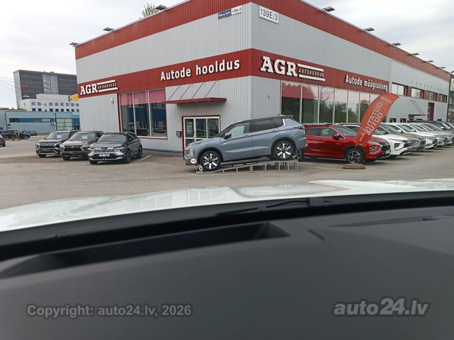 White Mitsubishi Outlander 2026 in Tallinn, with an engine capacity of 2.40 L and mileage of 12 thousand km for 51990 €, photo 21 on AUTOMOTO.COM.LV
