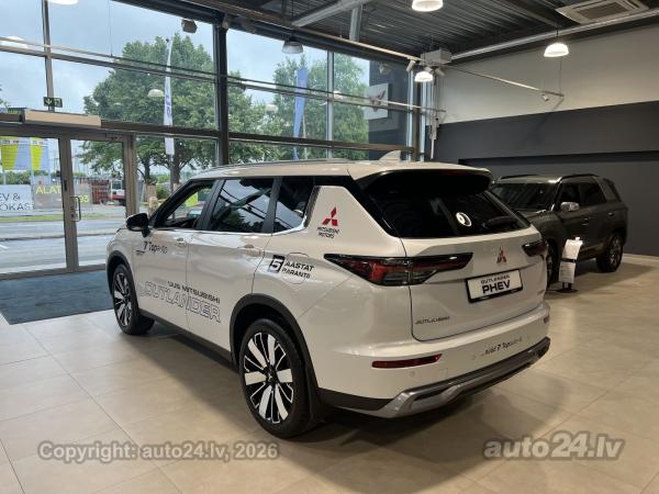 Balts Mitsubishi Outlander 2026 Tartu, ar dzinēja tilpumu 2.40 L un nobraukumu 4 tūkst. km par 52900 €, foto 3 vietnē AUTOMOTO.COM.LV