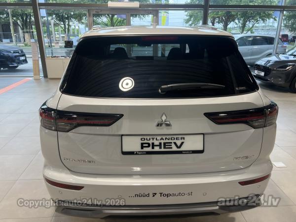 Balts Mitsubishi Outlander 2026 Tartu, ar dzinēja tilpumu 2.40 L un nobraukumu 4 tūkst. km par 52900 €, foto 4 vietnē AUTOMOTO.COM.LV