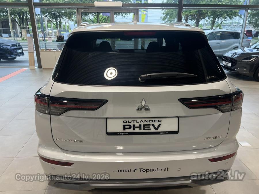 White Mitsubishi Outlander 2026 in Tartu, with an engine capacity of 2.40 L and mileage of 4 thousand km for 52900 €, photo 5 on AUTOMOTO.COM.LV