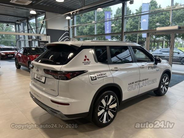 Balts Mitsubishi Outlander 2026 Tartu, ar dzinēja tilpumu 2.40 L un nobraukumu 4 tūkst. km par 52900 €, foto 5 vietnē AUTOMOTO.COM.LV