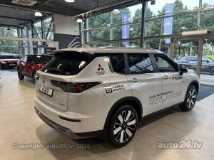 White Mitsubishi Outlander 2026 in Tartu, with an engine capacity of 2.40 L and mileage of 4 thousand km for 52900 €, photo 6 on AUTOMOTO.COM.LV