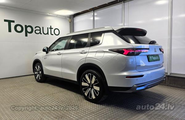 Balts Mitsubishi Outlander 2026 Tallina, ar dzinēja tilpumu 2.40 L un nobraukumu 5 tūkst. km par 54400 €, foto 3 vietnē AUTOMOTO.COM.LV