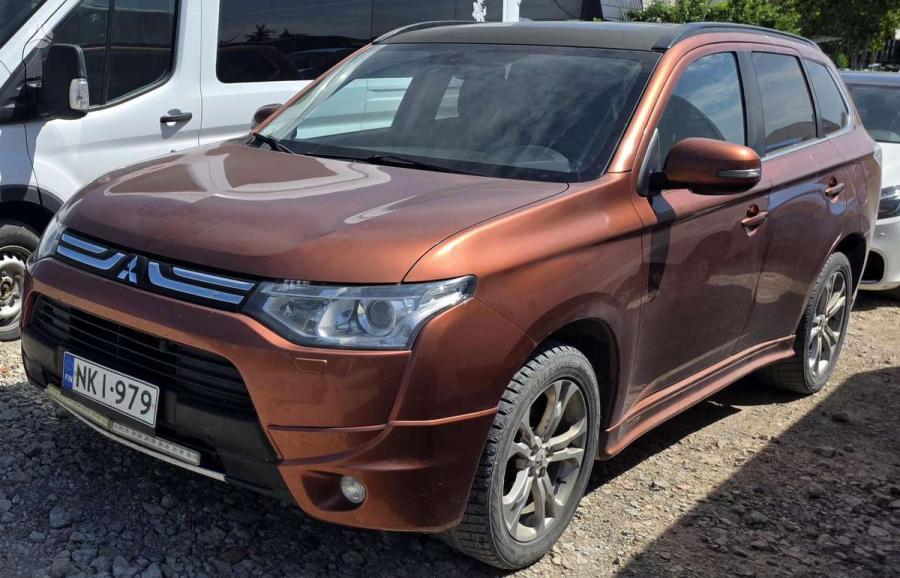 Yellow Mitsubishi Outlander 2012 in Siauliai, with an engine capacity of 2.27 L and mileage of 3 thousand km for 5250 €, photo 1 on AUTOMOTO.COM.LV