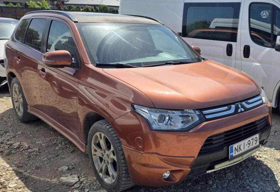 Yellow Mitsubishi Outlander 2012 in Siauliai, with an engine capacity of 2.27 L and mileage of 3 thousand km for 5250 €, photo 3 on AUTOMOTO.COM.LV