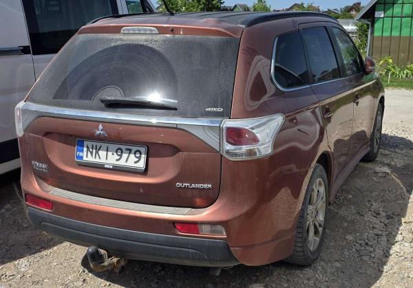 Yellow Mitsubishi Outlander 2012 in Siauliai, with an engine capacity of 2.27 L and mileage of 3 thousand km for 5250 €, photo 3 on AUTOMOTO.COM.LV
