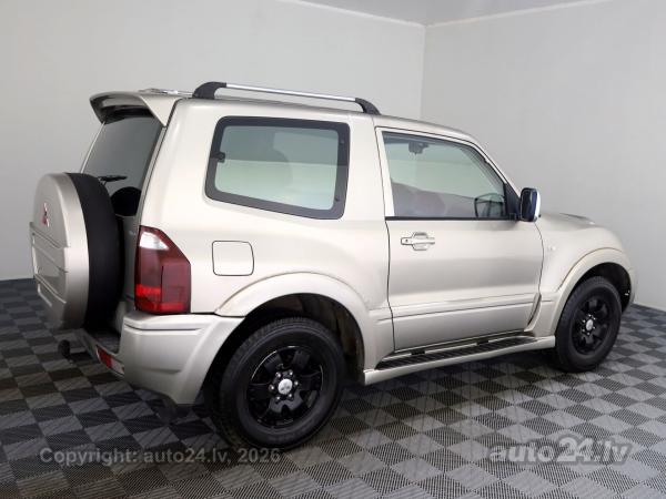 Beige Mitsubishi Pajero 2004 in Tallinn, with an engine capacity of 3.20 L and mileage of 343 thousand km for 2699 €, photo 3 on AUTOMOTO.COM.LV