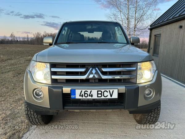 Smilšu krāsa Mitsubishi Pajero 2010 Tallina, ar dzinēja tilpumu 3.80 L un nobraukumu 76 tūkst. km par 11700 €, foto 1 vietnē AUTOMOTO.COM.LV