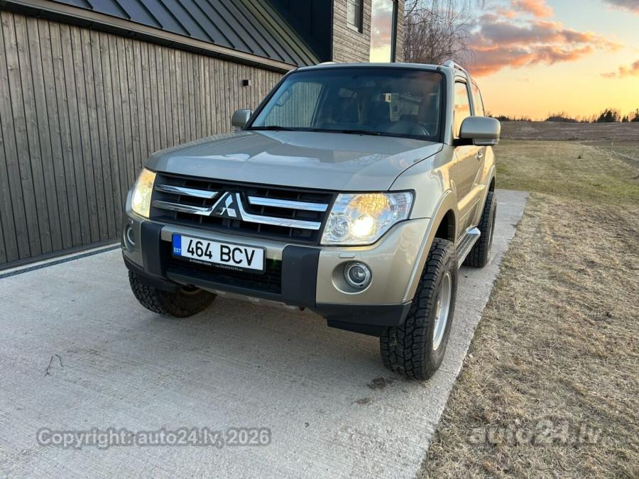 Beige Mitsubishi Pajero 2010 in Tallinn, with an engine capacity of 3.80 L and mileage of 76 thousand km for 11700 €, photo 3 on AUTOMOTO.COM.LV