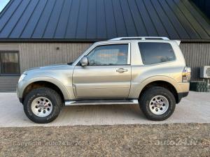 Beige Mitsubishi Pajero 2010 in Tallinn, with an engine capacity of 3.80 L and mileage of 76 thousand km for 11700 €, photo 4 on AUTOMOTO.COM.LV