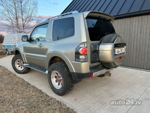 Smilšu krāsa Mitsubishi Pajero 2010 Tallina, ar dzinēja tilpumu 3.80 L un nobraukumu 76 tūkst. km par 11700 €, foto 4 vietnē AUTOMOTO.COM.LV