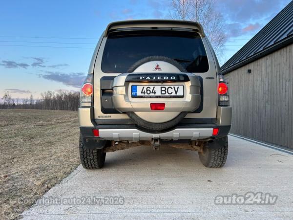 Smilšu krāsa Mitsubishi Pajero 2010 Tallina, ar dzinēja tilpumu 3.80 L un nobraukumu 76 tūkst. km par 11700 €, foto 5 vietnē AUTOMOTO.COM.LV
