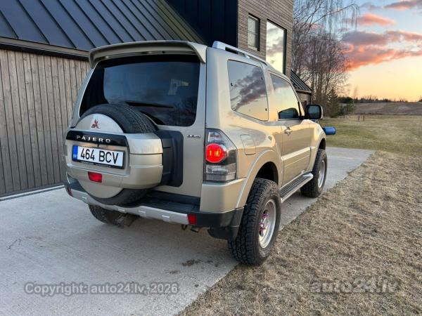 Smilšu krāsa Mitsubishi Pajero 2010 Tallina, ar dzinēja tilpumu 3.80 L un nobraukumu 76 tūkst. km par 11700 €, foto 6 vietnē AUTOMOTO.COM.LV