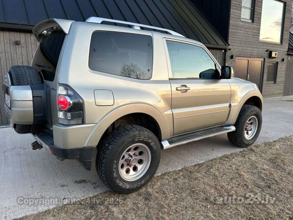 Smilšu krāsa Mitsubishi Pajero 2010 Tallina, ar dzinēja tilpumu 3.80 L un nobraukumu 76 tūkst. km par 11700 €, foto 7 vietnē AUTOMOTO.COM.LV