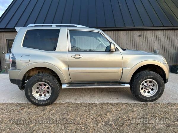 Smilšu krāsa Mitsubishi Pajero 2010 Tallina, ar dzinēja tilpumu 3.80 L un nobraukumu 76 tūkst. km par 11700 €, foto 8 vietnē AUTOMOTO.COM.LV