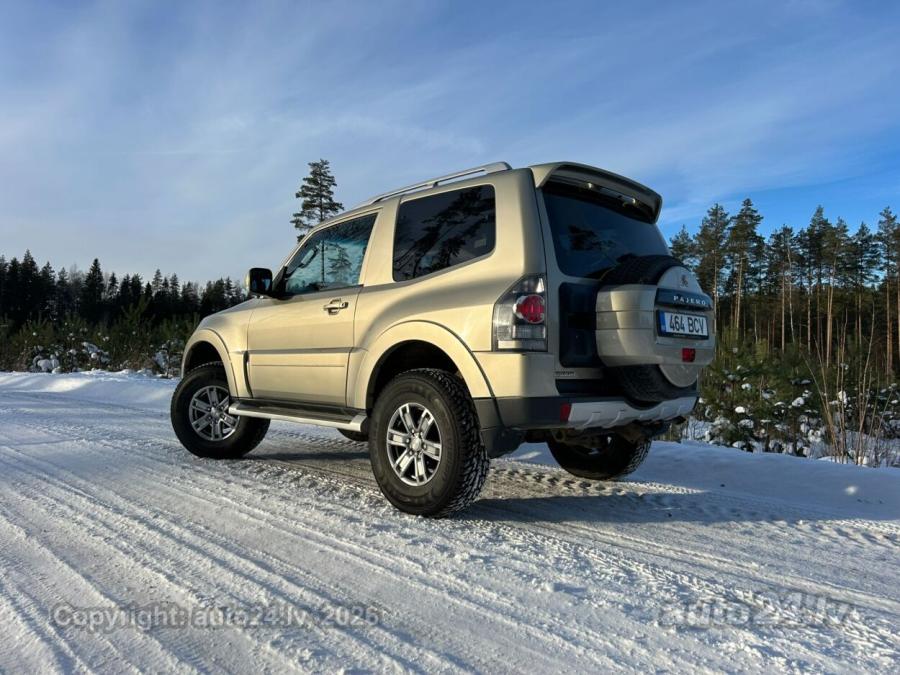 Beige Mitsubishi Pajero 2010 in Tallinn, with an engine capacity of 3.80 L and mileage of 76 thousand km for 11700 €, photo 12 on AUTOMOTO.COM.LV