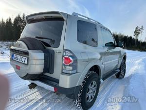 Beige Mitsubishi Pajero 2010 in Tallinn, with an engine capacity of 3.80 L and mileage of 76 thousand km for 11700 €, photo 13 on AUTOMOTO.COM.LV