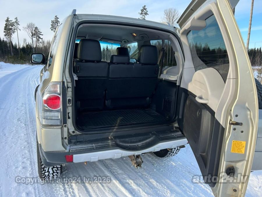 Beige Mitsubishi Pajero 2010 in Tallinn, with an engine capacity of 3.80 L and mileage of 76 thousand km for 11700 €, photo 18 on AUTOMOTO.COM.LV