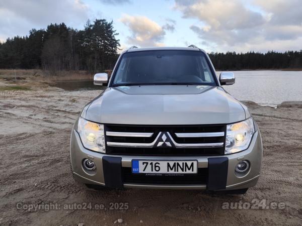 Beige Mitsubishi Pajero 2011 in Haapsalu, with an engine capacity of 3.20 L and mileage of 243 thousand km for 10500 €, photo 2 on AUTOMOTO.COM.LV