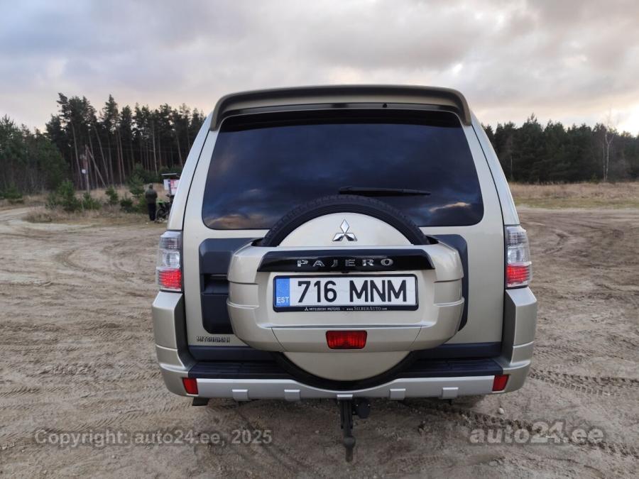 Smilšu krāsa Mitsubishi Pajero 2011 Hāpsalu, ar dzinēja tilpumu 3.20 L un nobraukumu 243 tūkst. km par 10500 €, foto 3 vietnē AUTOMOTO.COM.LV