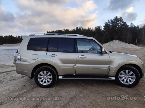 Beige Mitsubishi Pajero 2011 in Haapsalu, with an engine capacity of 3.20 L and mileage of 243 thousand km for 10500 €, photo 6 on AUTOMOTO.COM.LV