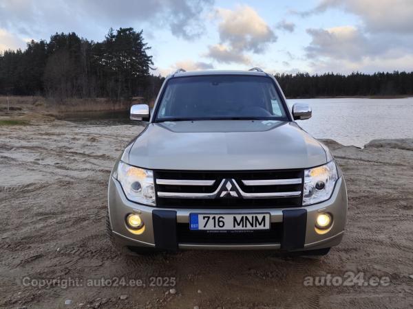 Beige Mitsubishi Pajero 2011 in Haapsalu, with an engine capacity of 3.20 L and mileage of 243 thousand km for 10500 €, photo 7 on AUTOMOTO.COM.LV