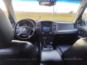 Smilšu krāsa Mitsubishi Pajero 2011 Hāpsalu, ar dzinēja tilpumu 3.20 L un nobraukumu 243 tūkst. km par 10500 €, foto 8 vietnē AUTOMOTO.COM.LV