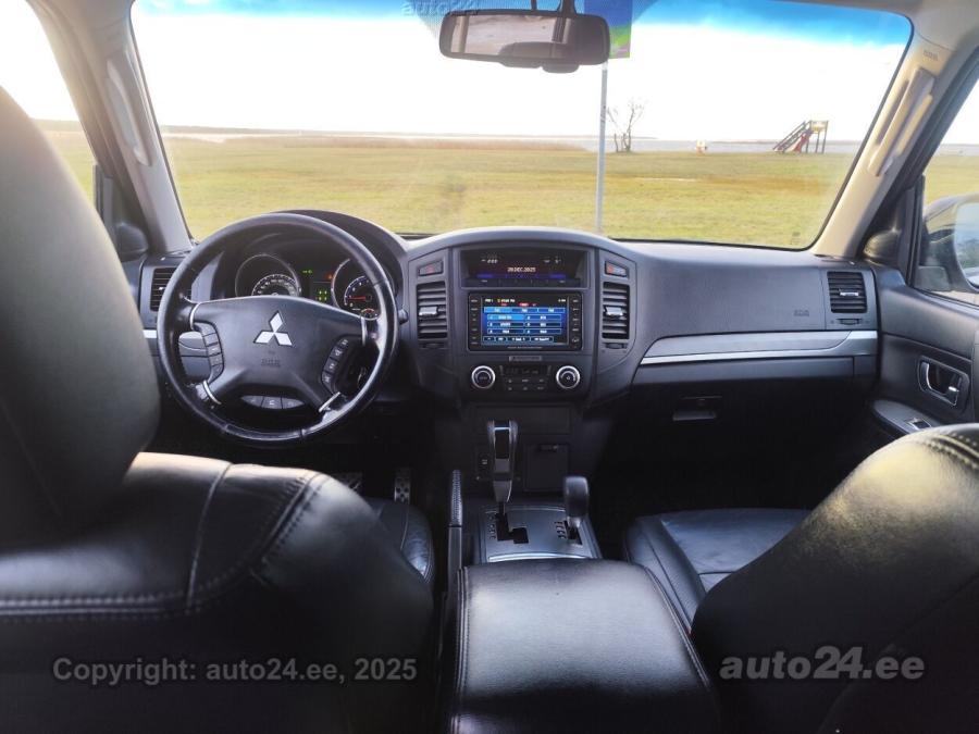 Smilšu krāsa Mitsubishi Pajero 2011 Hāpsalu, ar dzinēja tilpumu 3.20 L un nobraukumu 243 tūkst. km par 10500 €, foto 8 vietnē AUTOMOTO.COM.LV