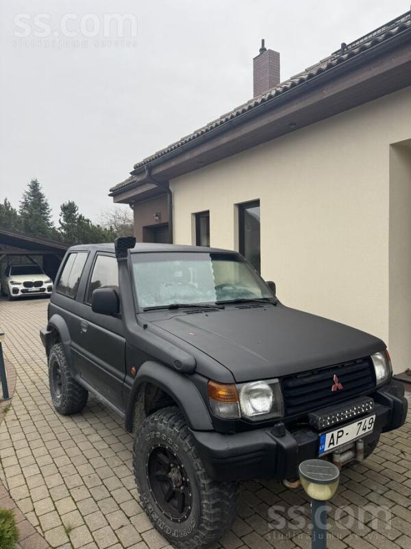 Black Mitsubishi Pajero 1992 in Liepaja, with an engine capacity of 2.50 L and mileage of 230 thousand km for 4000 €, photo 1 on AUTOMOTO.COM.LV