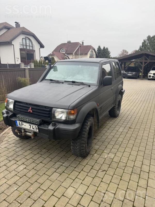 Black Mitsubishi Pajero 1992 in Liepaja, with an engine capacity of 2.50 L and mileage of 230 thousand km for 4000 €, photo 2 on AUTOMOTO.COM.LV