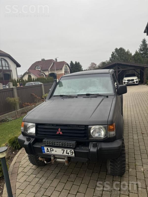 Black Mitsubishi Pajero 1992 in Liepaja, with an engine capacity of 2.50 L and mileage of 230 thousand km for 4000 €, photo 3 on AUTOMOTO.COM.LV