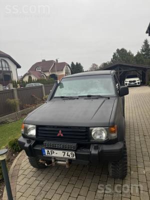 Melns Mitsubishi Pajero 1992 Liepāja, ar dzinēja tilpumu 2.50 L un nobraukumu 230 tūkst. km par 4000 €, foto 3 vietnē AUTOMOTO.COM.LV
