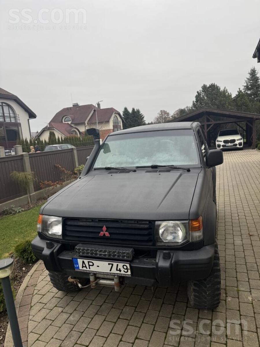 Melns Mitsubishi Pajero 1992 Liepāja, ar dzinēja tilpumu 2.50 L un nobraukumu 230 tūkst. km par 4000 €, foto 3 vietnē AUTOMOTO.COM.LV
