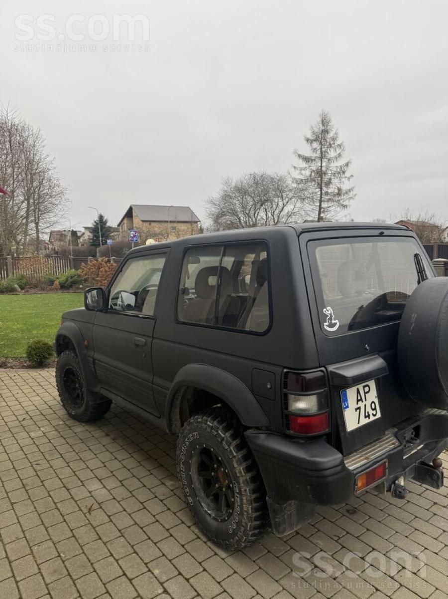Melns Mitsubishi Pajero 1992 Liepāja, ar dzinēja tilpumu 2.50 L un nobraukumu 230 tūkst. km par 4000 €, foto 5 vietnē AUTOMOTO.COM.LV