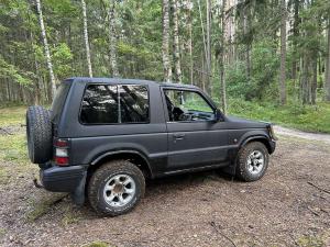 Melns Mitsubishi Pajero 1995 Viļņa, ar dzinēja tilpumu 2.48 L un nobraukumu 222 tūkst. km par 2600 €, foto  vietnē AUTOMOTO.COM.LV