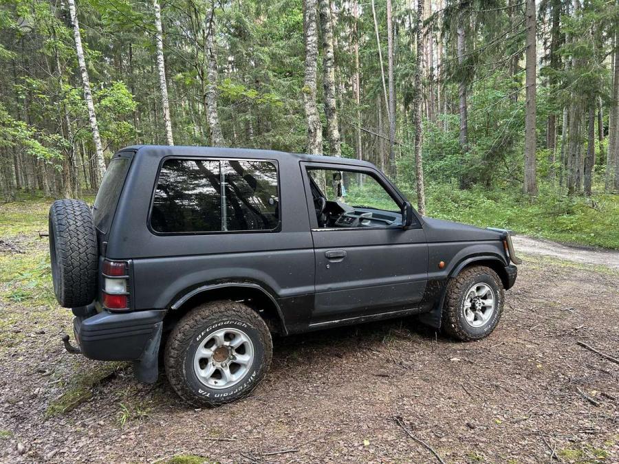 Melns Mitsubishi Pajero 1995 Viļņa, ar dzinēja tilpumu 2.48 L un nobraukumu 222 tūkst. km par 2600 €, foto 1 vietnē AUTOMOTO.COM.LV