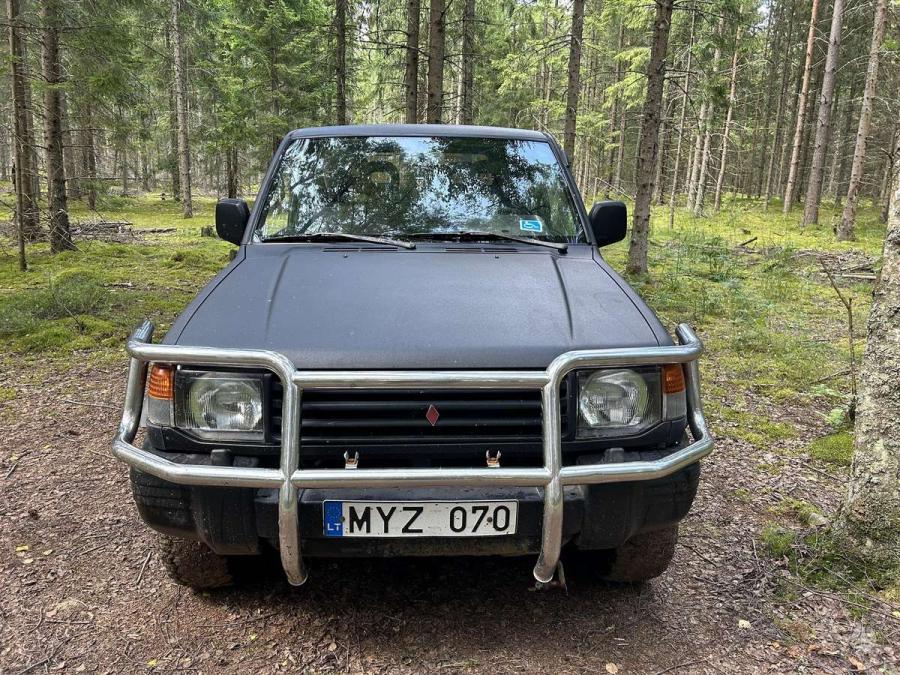 Melns Mitsubishi Pajero 1995 Viļņa, ar dzinēja tilpumu 2.48 L un nobraukumu 222 tūkst. km par 2600 €, foto 3 vietnē AUTOMOTO.COM.LV
