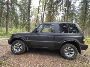 Melns Mitsubishi Pajero 1995 Viļņa, ar dzinēja tilpumu 2.48 L un nobraukumu 222 tūkst. km par 2600 €, foto 6 vietnē AUTOMOTO.COM.LV