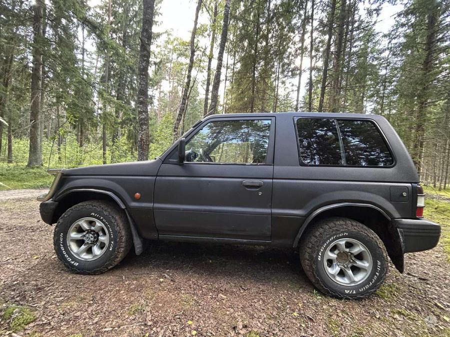 Melns Mitsubishi Pajero 1995 Viļņa, ar dzinēja tilpumu 2.48 L un nobraukumu 222 tūkst. km par 2600 €, foto 6 vietnē AUTOMOTO.COM.LV