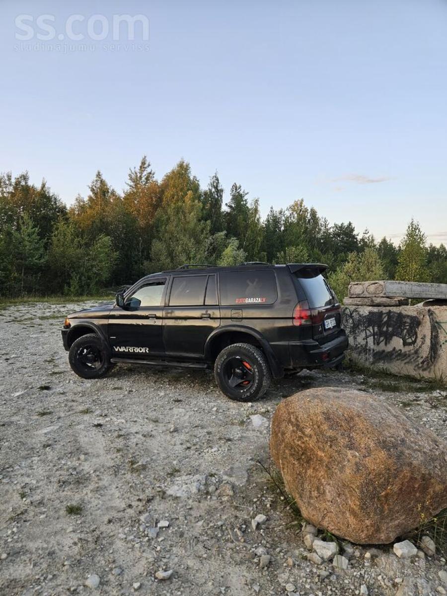 Black Mitsubishi Pajero 1999 in Riga, with an engine capacity of 3.00 L and mileage of 163 thousand km for 2950 €, photo 3 on AUTOMOTO.COM.LV