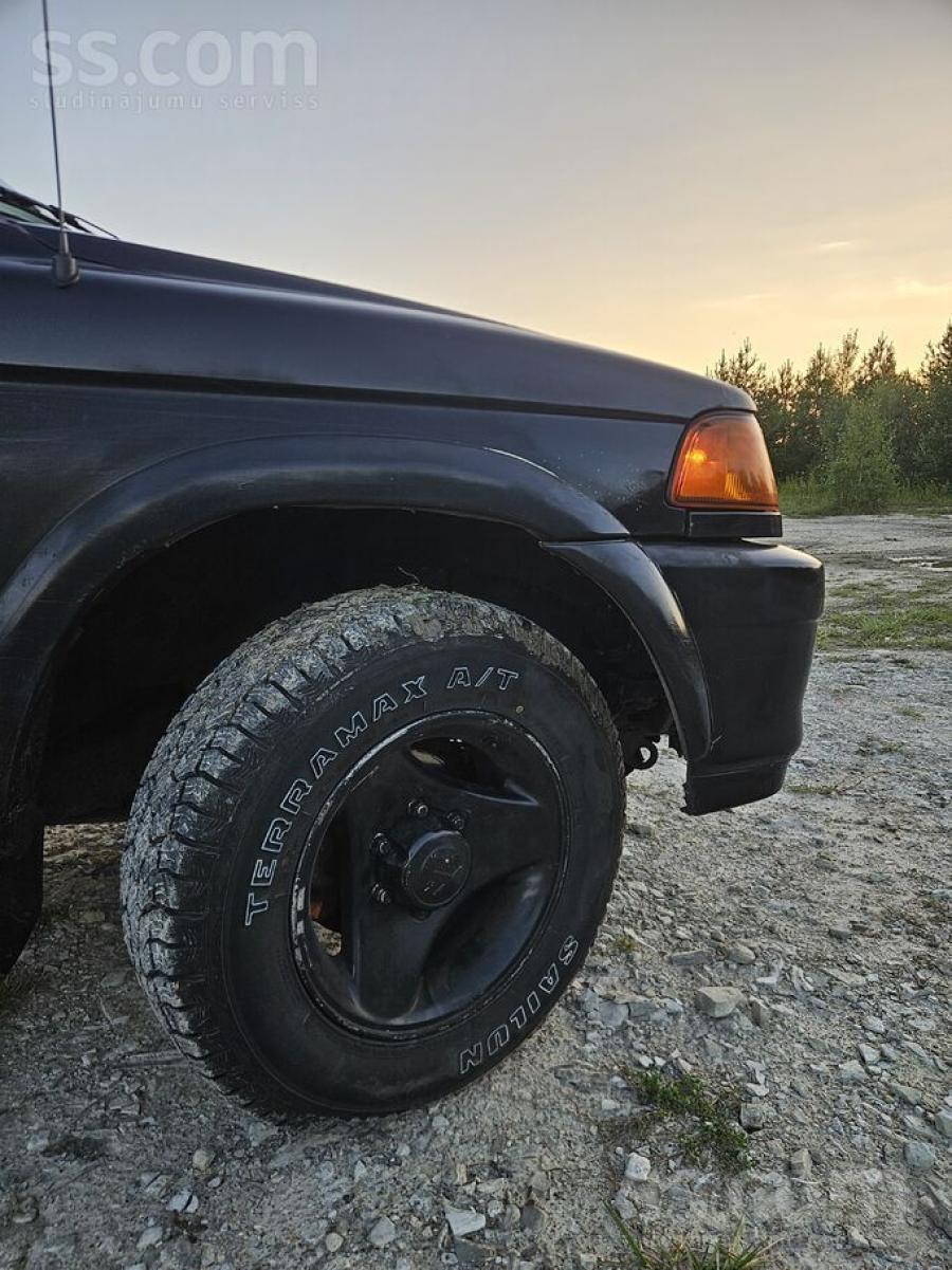 Black Mitsubishi Pajero 1999 in Riga, with an engine capacity of 3.00 L and mileage of 163 thousand km for 2950 €, photo 5 on AUTOMOTO.COM.LV