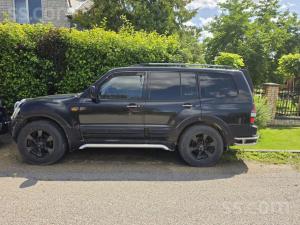 Black Mitsubishi Pajero 2000 in Riga, with an engine capacity of 2.50 L and mileage of 360 thousand km for 2400 €, photo 3 on AUTOMOTO.COM.LV