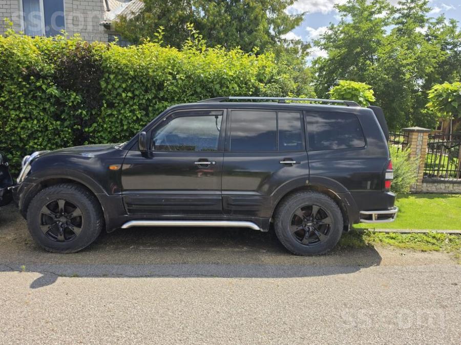 Black Mitsubishi Pajero 2000 in Riga, with an engine capacity of 2.50 L and mileage of 360 thousand km for 2400 €, photo 3 on AUTOMOTO.COM.LV