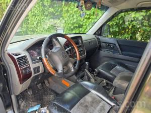 Black Mitsubishi Pajero 2000 in Riga, with an engine capacity of 2.50 L and mileage of 360 thousand km for 2400 €, photo 4 on AUTOMOTO.COM.LV
