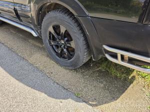 Black Mitsubishi Pajero 2000 in Riga, with an engine capacity of 2.50 L and mileage of 360 thousand km for 2400 €, photo 5 on AUTOMOTO.COM.LV
