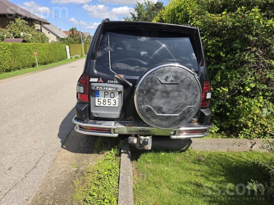 Black Mitsubishi Pajero 2000 in Riga, with an engine capacity of 2.50 L and mileage of 360 thousand km for 2400 €, photo 6 on AUTOMOTO.COM.LV