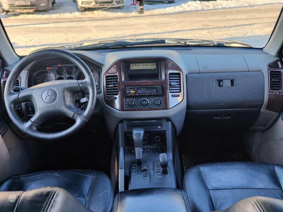 Melns Mitsubishi Pajero 2001 Viļņa, ar dzinēja tilpumu 3.20 L un nobraukumu 260 tūkst. km par 3250 €, foto 7 vietnē AUTOMOTO.COM.LV